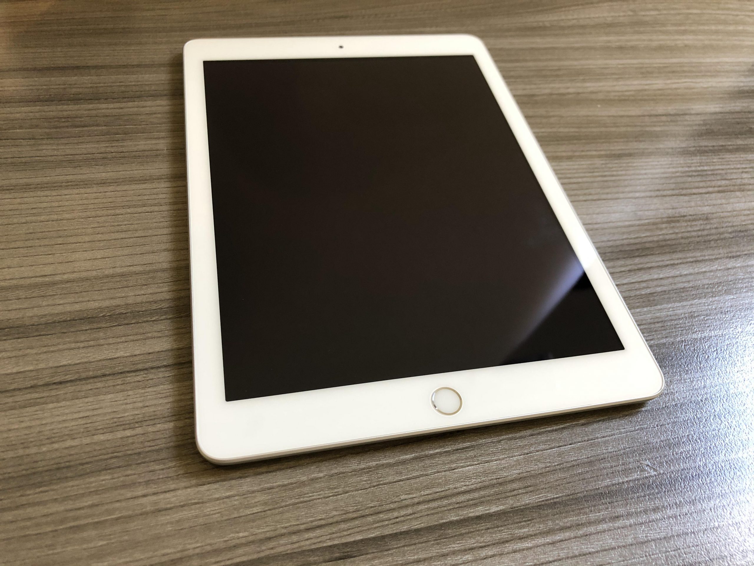 Apple iPad 5th Gen 32GB 9.7in (A1823) Wi-Fi+Cellular Silver / White